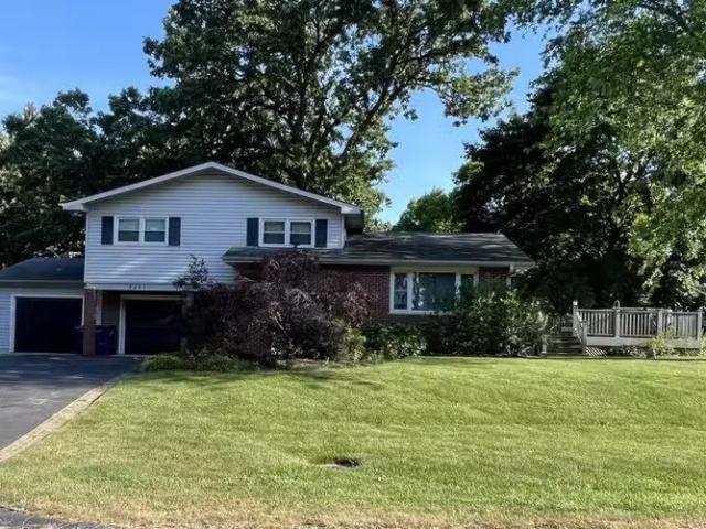 BEAUTIFUL MOVE IN READY 3 BEDROOM TRI LEVEL 5637 W Woodhill Dr