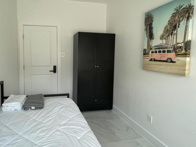 Beautiful & modern Houston Duplex near Bus Stops, Family Dollar, Walgreens, McDonald's & Jack in the Box!