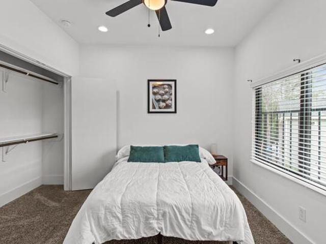 Beautiful & modern Houston Duplex near Bus Stops, Family Dollar, Walgreens, McDonald's & Jack in the Box!