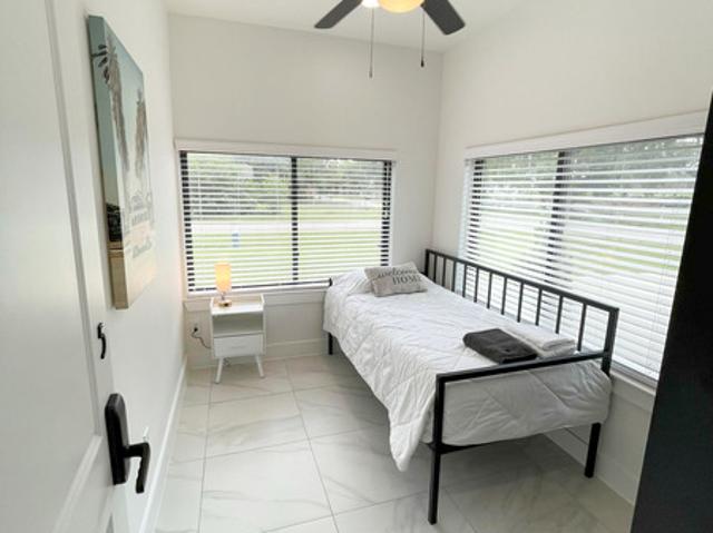 Beautiful & modern Houston Duplex near Bus Stops, Family Dollar, Walgreens, McDonald's & Jack in the Box!