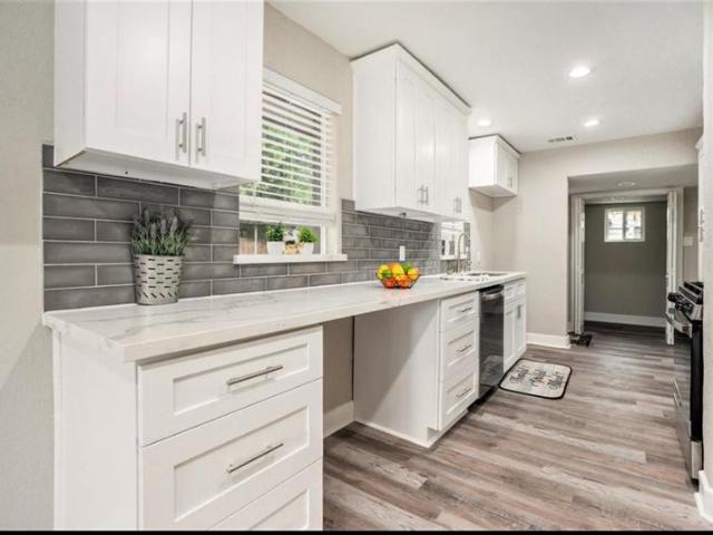 Beautiful & modern Houston House with Dining area