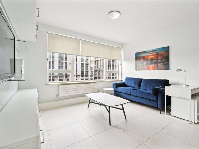 Beautiful modern 1 bedroom apartment, immaculately presented and beautifully furnished. With concierge and stunning roof top terrace