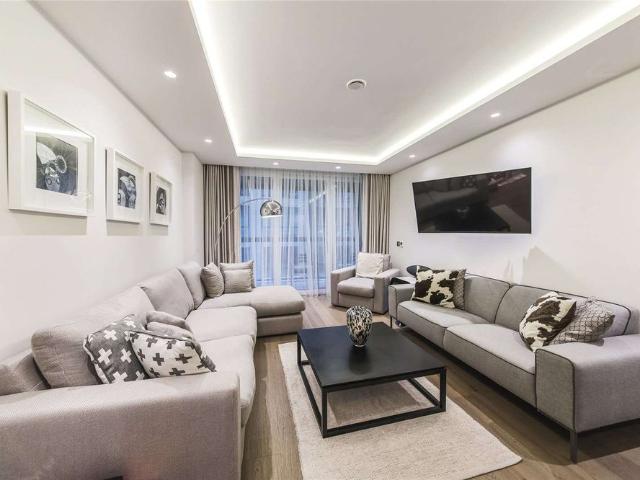 Beautiful modern 2 bedroom, 2 bathroom apartment with balcony. In a desirable modern development with concierge and gym. Discreetly located in the heart of Westminster