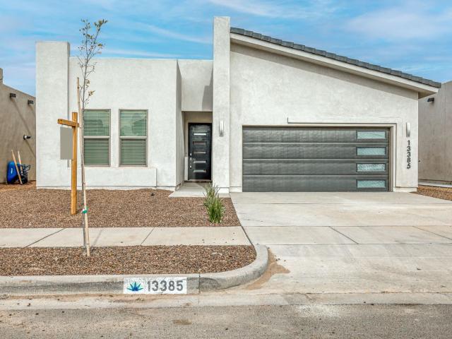 Beautiful Mission Ridge House with 4 bed/2.5 bath. Casa Club with Pool, Gym,Tennis and Pickleball Courts