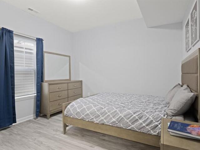 Beautiful new home in Lawrence Professionally cleaned All inclusive
