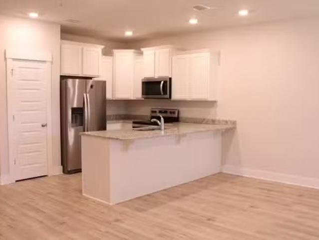Beautiful New Townhome / Pet Friendly / With POOL 1495 Iroquo.