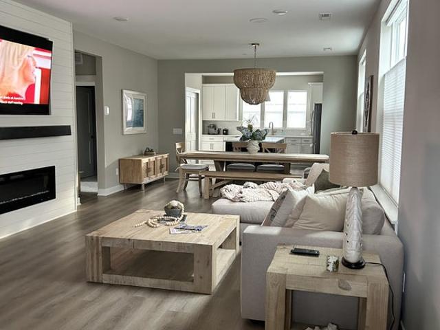Beautiful Newly Built Home with Room to Rent