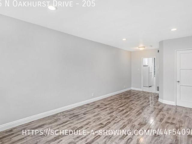 Beautiful newly remodeled top floor Studio + 1 Bath