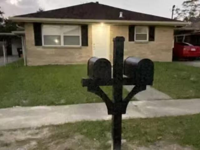 Beautiful newly renovated 3 bedroom ready for rent 8911 perso.