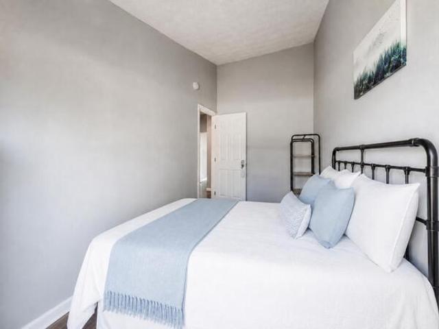 Beautiful single level property. Spacious Bedrooms! Upgraded Kitchen! 5 Min walk to transit. Don't Miss Out!