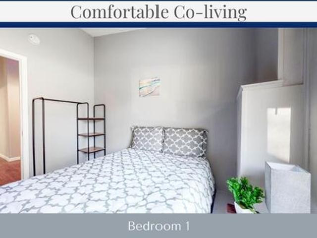Beautiful single level property. Spacious Bedrooms! Upgraded Kitchen! 5 Min walk to transit. Don't Miss Out!