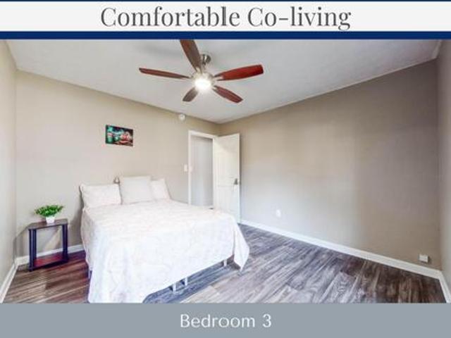 Beautiful single level property. Spacious Bedrooms! Upgraded Kitchen! 5 Min walk to transit. Don't Miss Out!