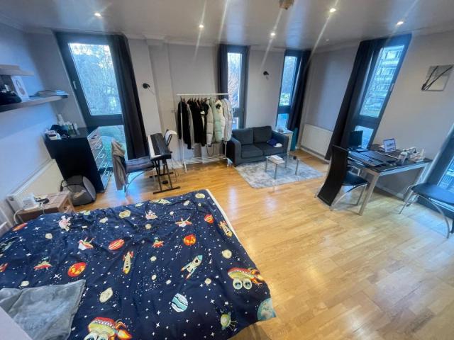 Beautiful Spacious 1 Bed Studio Apartment !