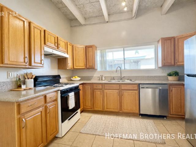 Beautiful & Spacious 2 Bedroom W/ Parking!