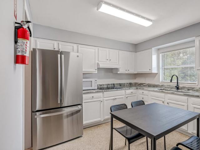 Beautiful & spacious Tampa House with Dining area