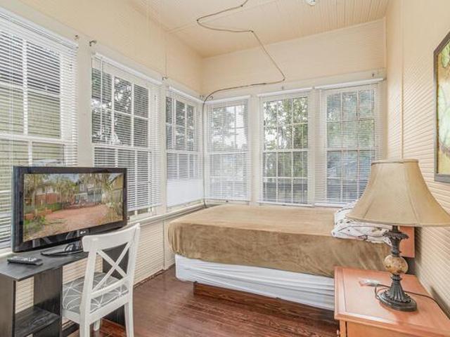 beautiful Springfield neighborhood SUPER CLEANHUGE VERY QUIET HOME