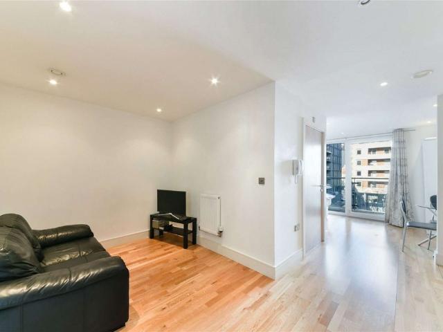 Beautiful studio apartment in a modern development close to South Quay DLR