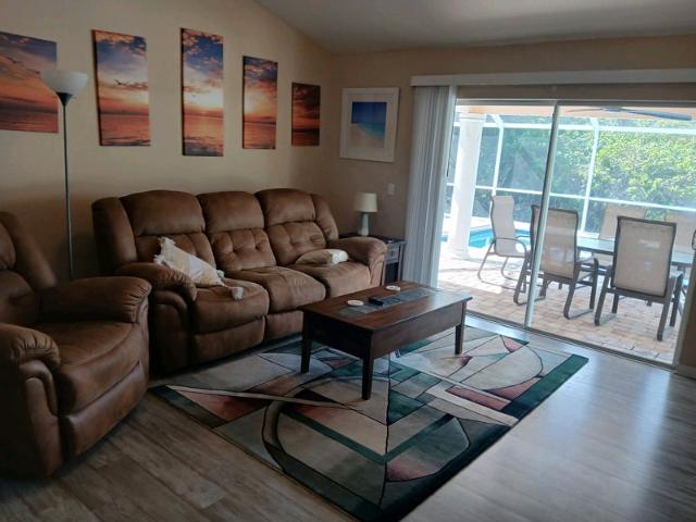 Beautiful. Pool.home room rental