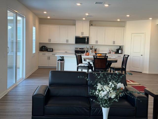 Beautiful Peaceful Rooms in a Safe Newer Neighborh