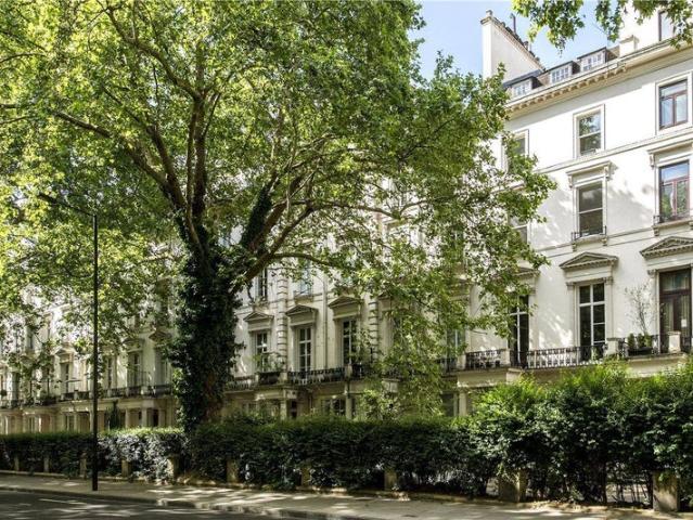 Beautiful prime, large studio flat, bills included