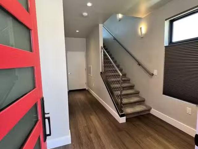 Beautiful, professional, modern Midtown townhouse. 100 High St