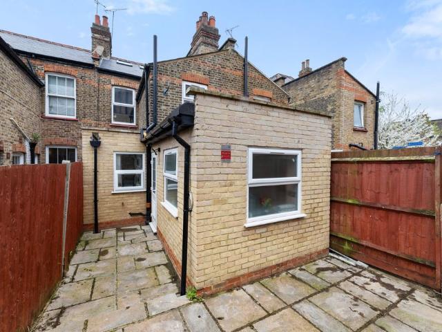Beautiful Property 5 mins walk from Wood Green  Room 3