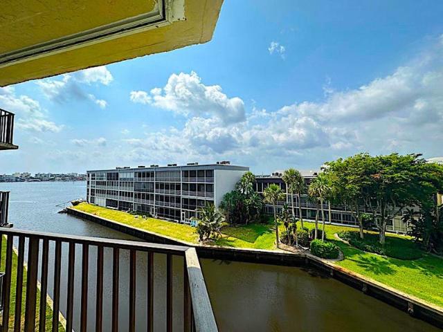 Beautiful room to the intercoastal Lantana