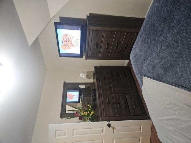 Beautiful room for rent swin tennis golf neighborh
