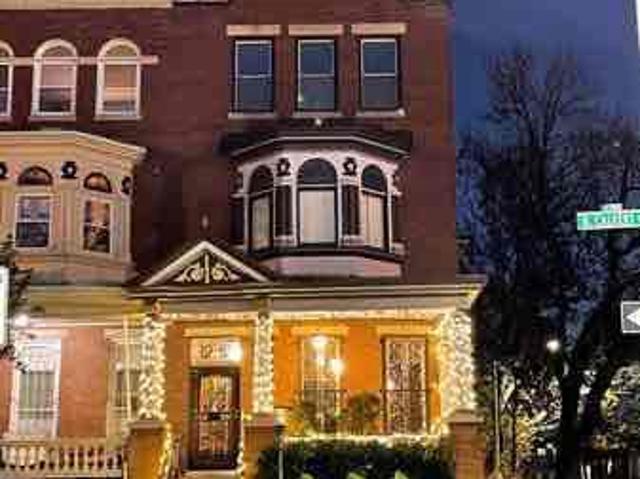 Beautiful room & private deck available in Charle