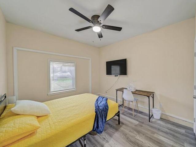 Beautiful remodeled, & spacious Dallas House each room come with at 50inch tv
