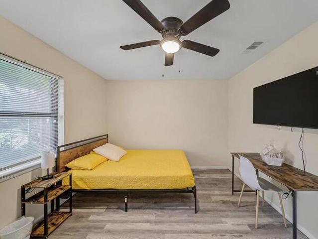 Beautiful remodeled, & spacious Dallas House each room come with at 50inch tv