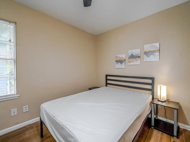 Beautiful Renovated Home on Quiet Street! Stainless Steel Appliances! Free WiFi!