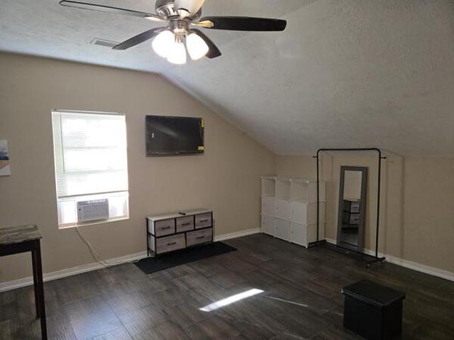 Beautiful Renovated Home on Quiet Street! Stainless Steel Appliances! Free WiFi!