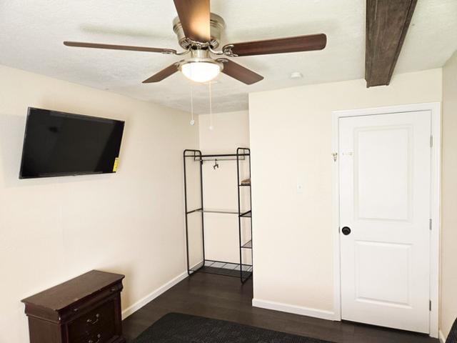 Beautiful Renovated Home on Quiet Street! Stainless Steel Appliances! Free WiFi!
