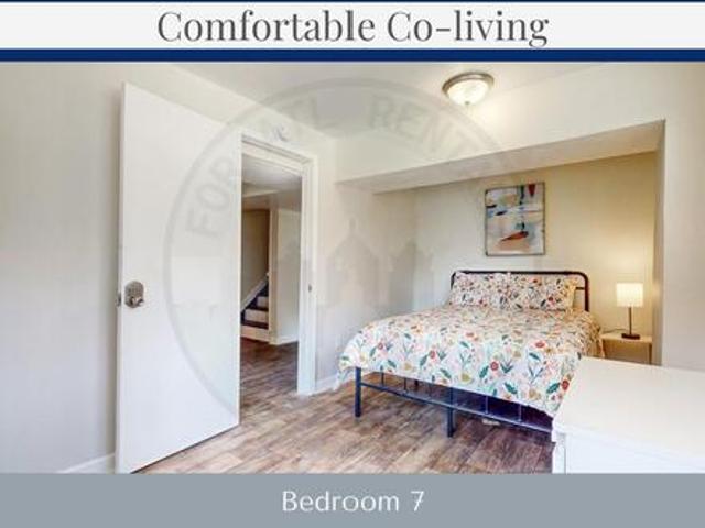 Beautiful Riverdale House punch locks, spacious, large yard, easy bus access, hardwood floors. 10 min to ATL Airport!