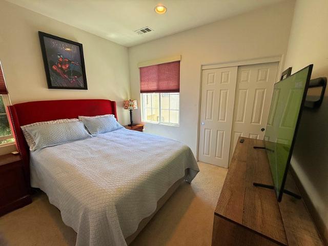 Beautiful Riverpark Room & Private Bath