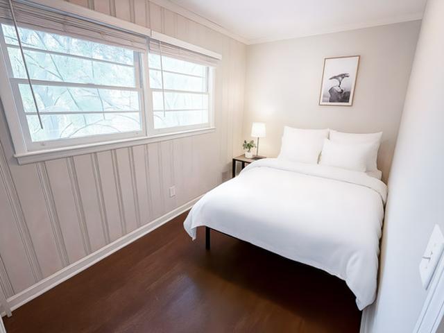 Beautiful Wisteria Gardens Home, near Bakers Ferry and Fairburn. Spacious bedrooms, large windows