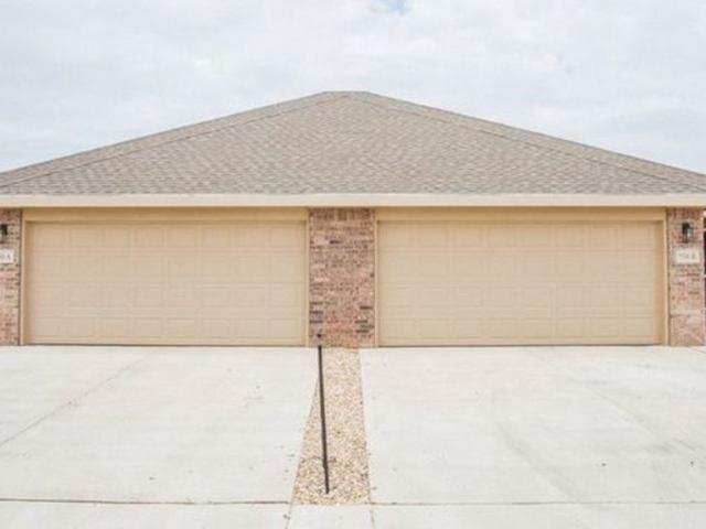 Beautiful Town Home in North Lubbock Available NOW! HALF OFF THE FIRST MONTH'S RENT!