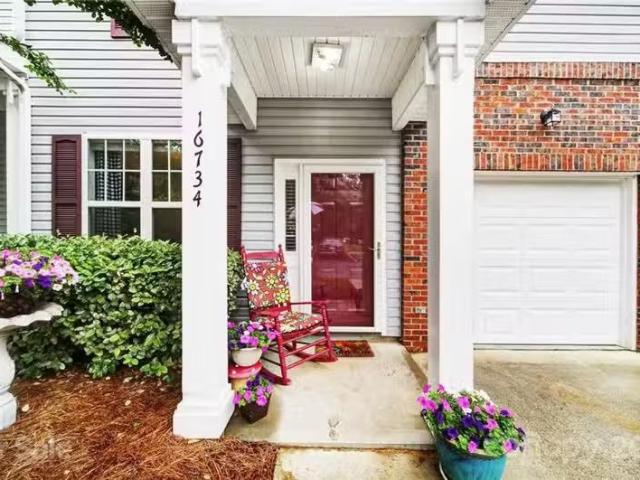Beautiful Townhome in desirable Ballantyne 16734 Commons Cree.