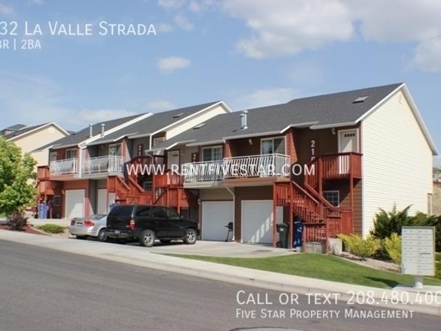 Beautiful Townhome With Primary Bedroom, En Suite Bathroom, and Private Deck! Visit rentfivestar.com for details