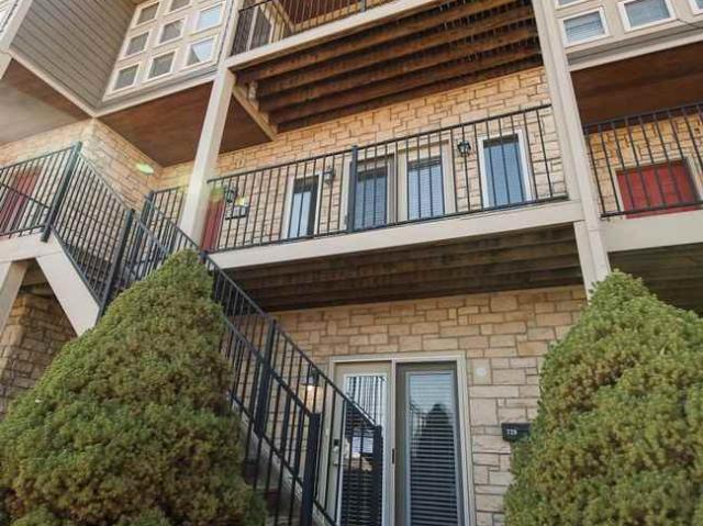 Beautiful townhouse, Gorgeous Views of Downtown Cincinnati from Multiple Balconies, Two 3 Bedroom Home for Rent at Crescent Ave, Covington, KY 41011