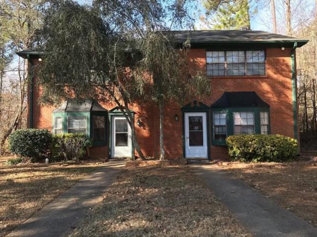 Beautiful townhouse with 2 bedrooms and 2 bathrooms.Carpeted and spacious living room. Tiled kitchen with appliances included and hardwood cabinets.