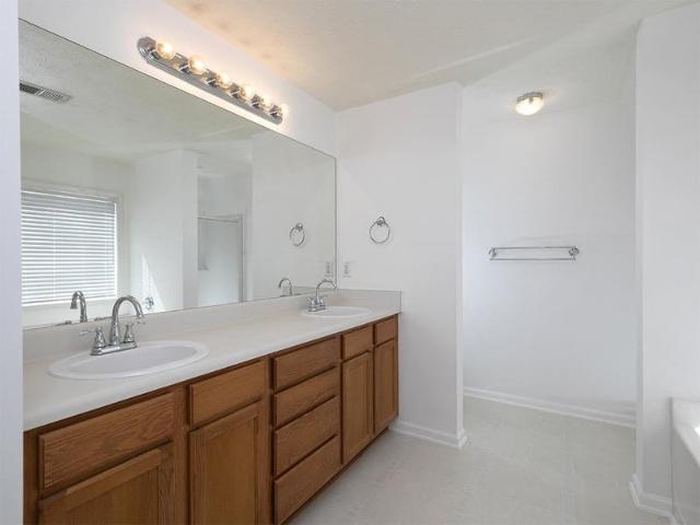 Beautiful Townhouses minutes from Six Flags!