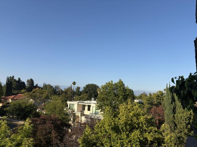 Beautiful Top Corner Apartment w/expansive views