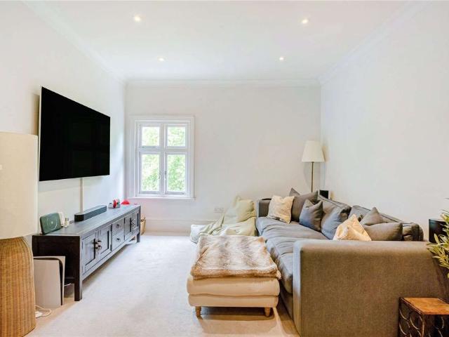 Beautiful top floor apartment in the heart of Harpenden
