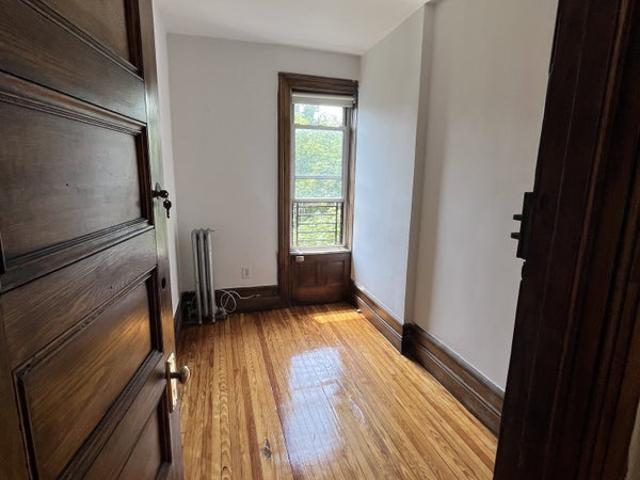 Beautiful Top Floor Brownstone W/Natural Lighting