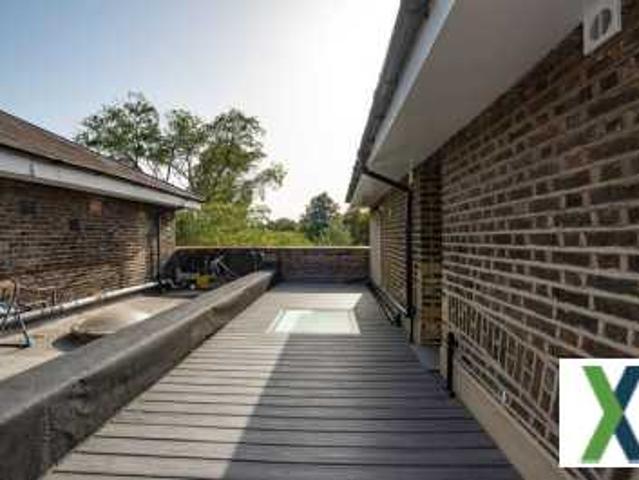 Beautiful top floor Victorian flat with south facing balcony in Brockley Conservation Area