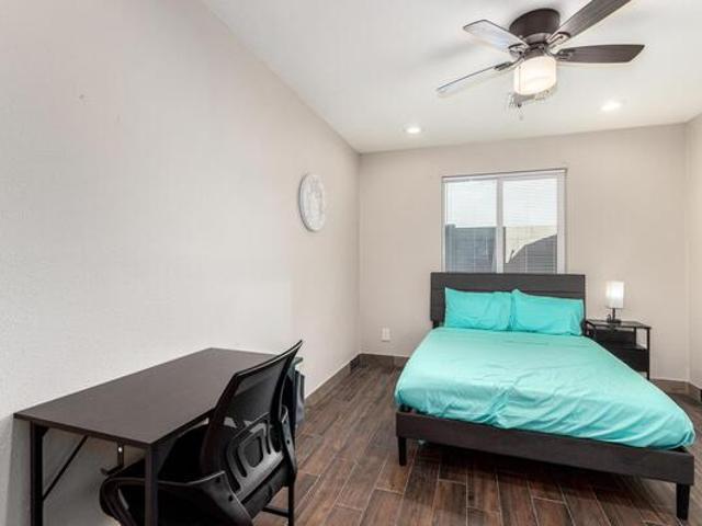 Beautiful Tempe House w/Amazing Common Area, Fully Stocked Kitchen & Walking Distance to StreetCar!
