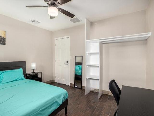 Beautiful Tempe House w/Amazing Common Area, Fully Stocked Kitchen & Walking Distance to StreetCar!