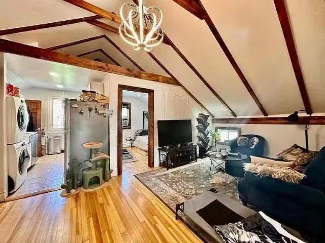 Beautiful third floor aparment in a private home! 46 Storm St